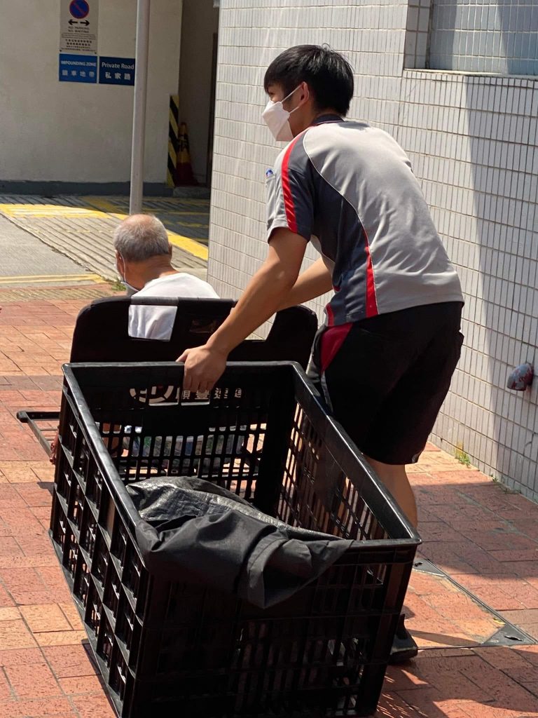 SF Express courier commended by netizens for pushing an injured elderly ...
