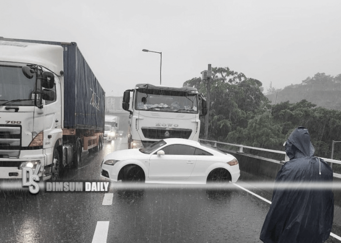Tanker truck pushes private car for more than 40 seconds after ...