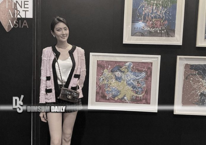 Malaysian model kissed by TVB GM Eric Tsang appears at Fine Art Asia wearing Chanel outfit and ...