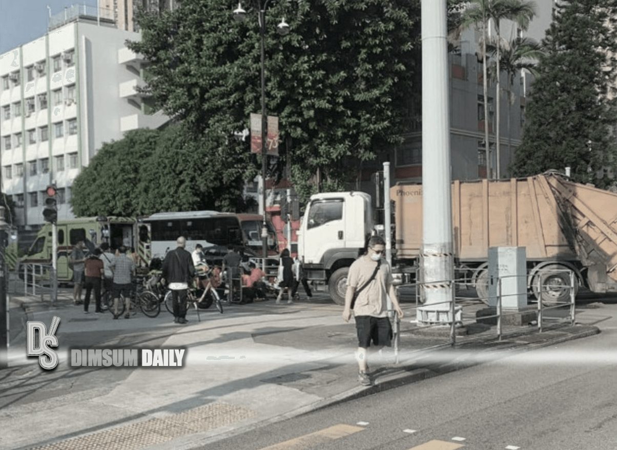 Elderly passerby falls into coma after being hit by garbage truck in ...