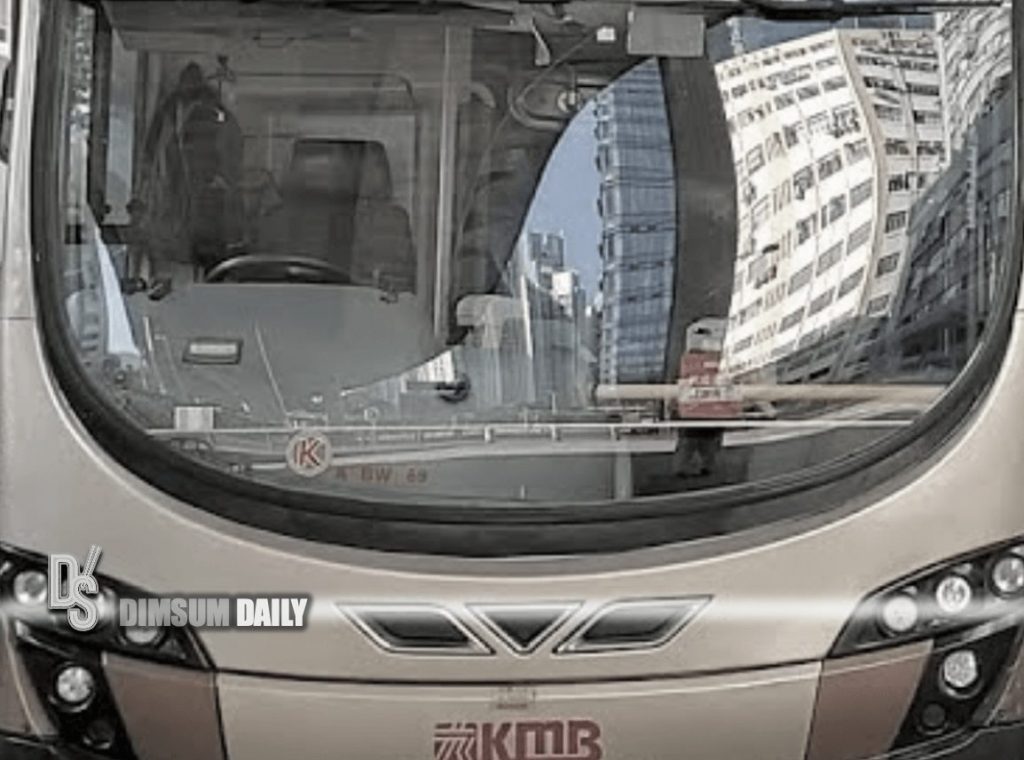 KMB bus on Chai Wan Road hits a tree, male passenger injured - Dimsum Daily