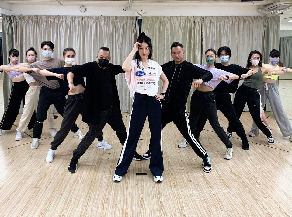 Youthful 50-year-old HK Cantopop singer Kelly Chen flies to Singapore ...