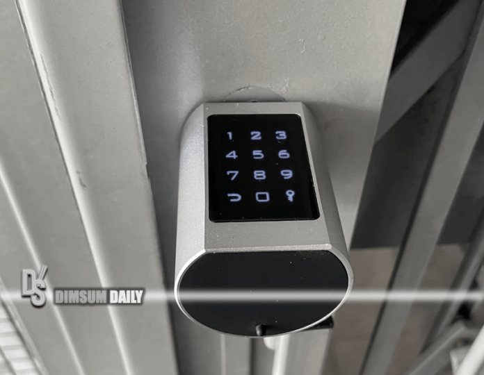 Netizen demonstrates simple replacement of metal gate lock of public ...