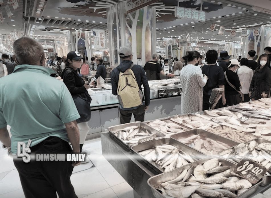 FEHD raids a licensed fresh provision shop in Sha Kok Market in Sha Tin ...