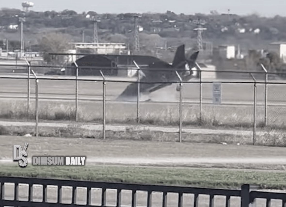 US F-35B fighter suffers a nose dive on the runway, pilot ejects from ...