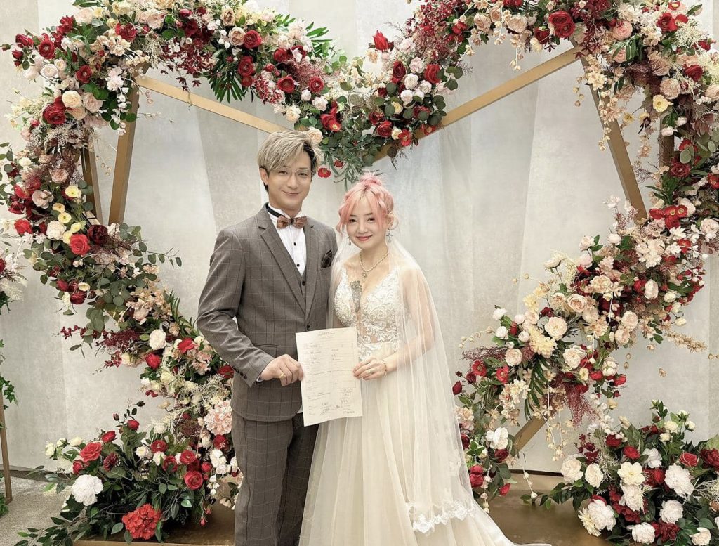 36-year-old Chinese street performer known as "Tuen Mun Nana" ties the ...