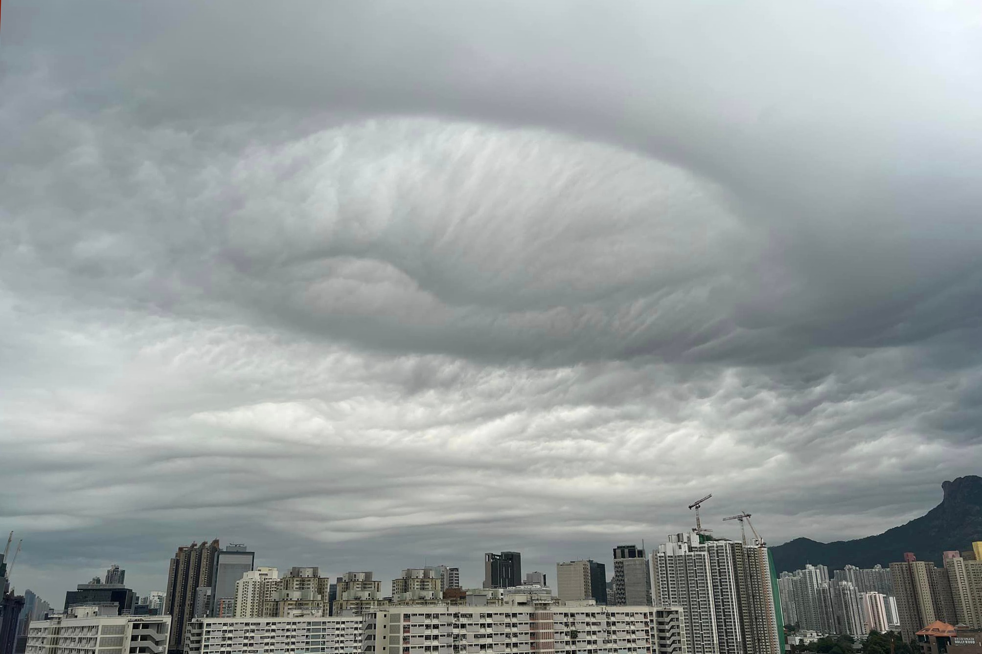 Rare cloud formation known as Asperitas seen in various parts of Hong Kong - Dimsum Daily