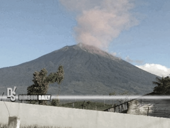 Indonesia's Kerinci volcano erupts with ash up to 900 meters - Dimsum Daily