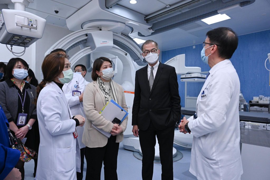 Secretary for Health visits Queen Mary Hospital - Dimsum Daily