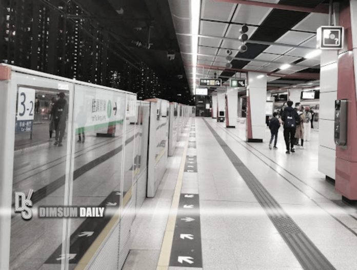Automatic platform gate malfunctions at MTR Kowloon Bay Station, train ...
