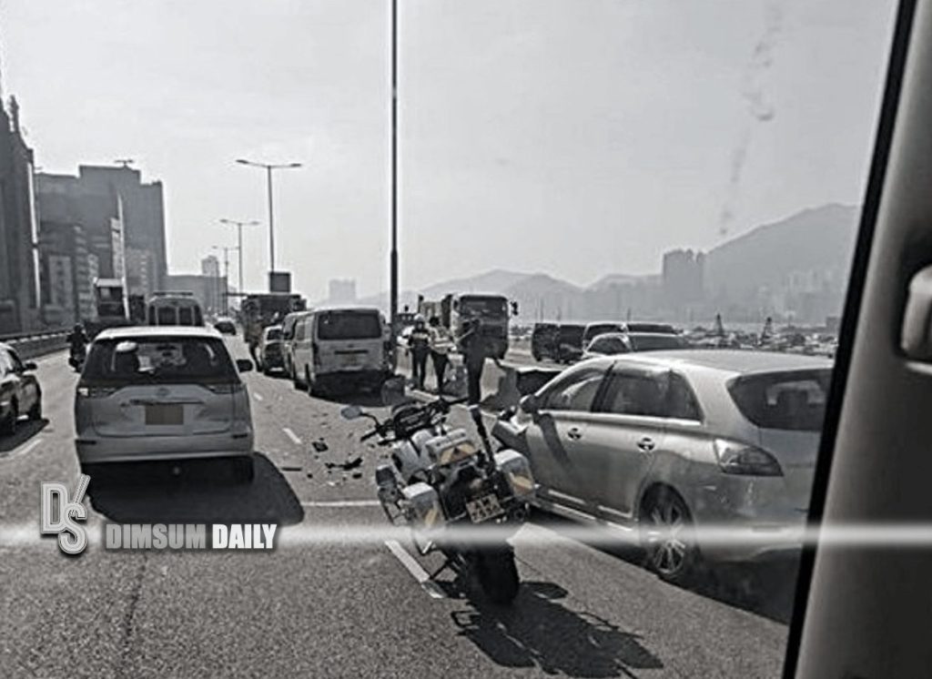 4-vehicle collision involving taxi, 2 vans and private car occurs on Kwun Tong Bypass, one ...