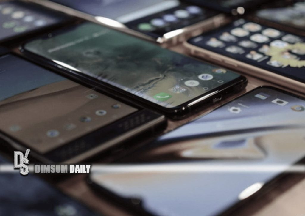 China's mobile phone shipment volume drops in 2022 - Dimsum Daily