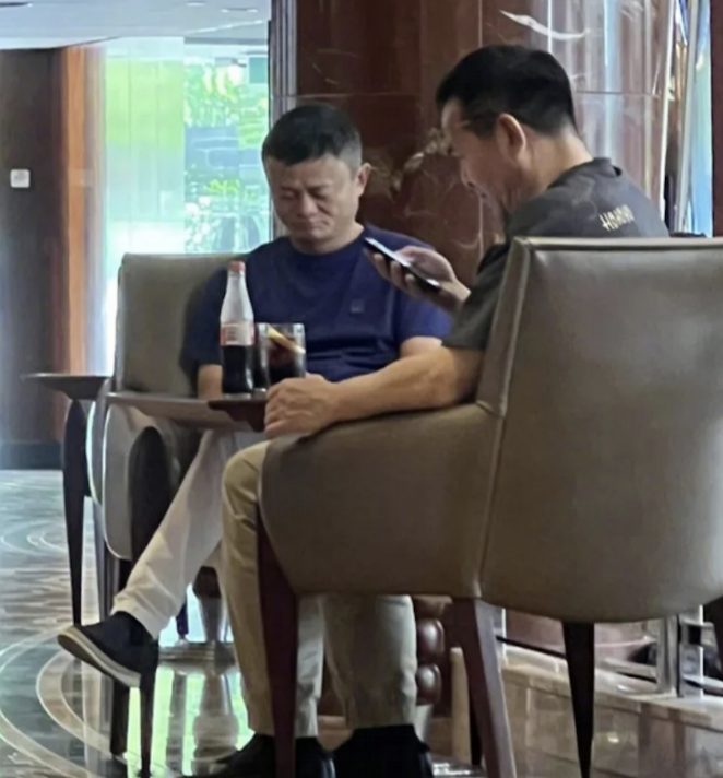 Billionaire Jack Ma spotted in a Melbourne hotel browsing his mobile ...