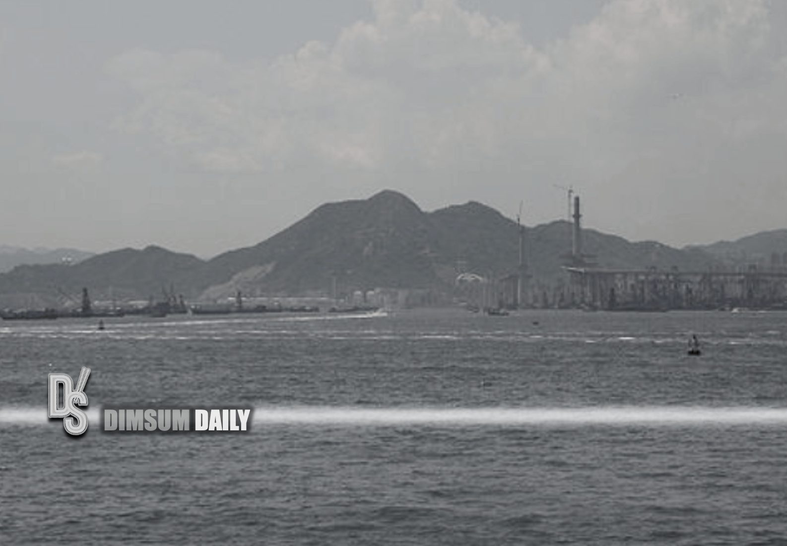 Fishing boat sinks in waters south of Tsing Yi, 4 rescued and 1 still ...