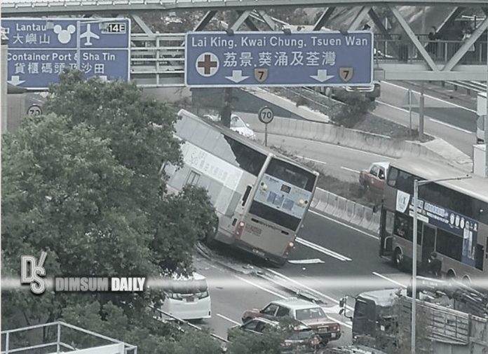 KMB bus tilts right after hitting road divider on Ching Cheung Road ...