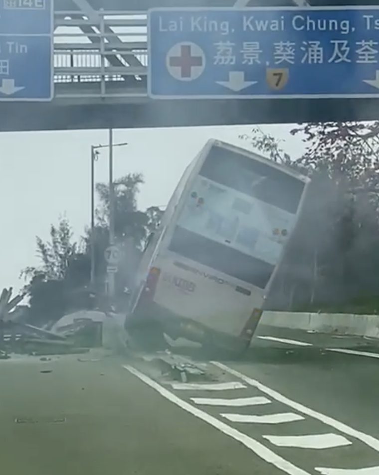 KMB bus tilts right after hitting road divider on Ching Cheung Road ...