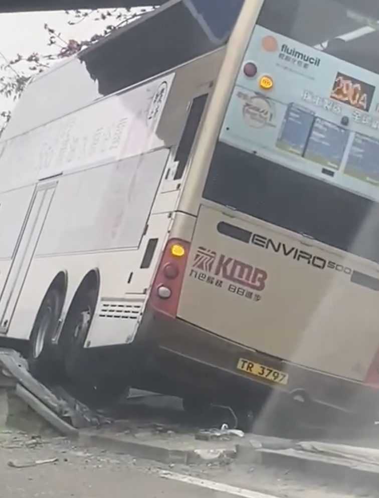 KMB bus tilts right after hitting road divider on Ching Cheung Road ...
