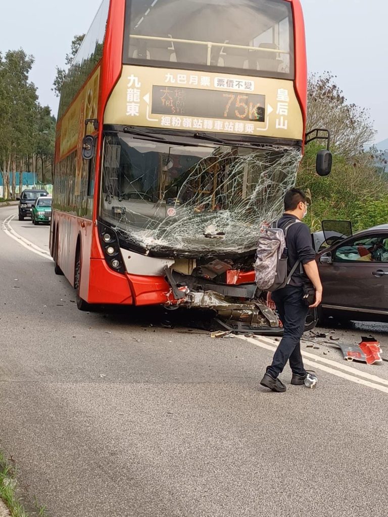 Private car loses control and collides with KMB bus in Tai Po, female ...