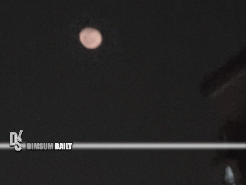 Orange moon spotted by many netizens in night sky - Dimsum Daily