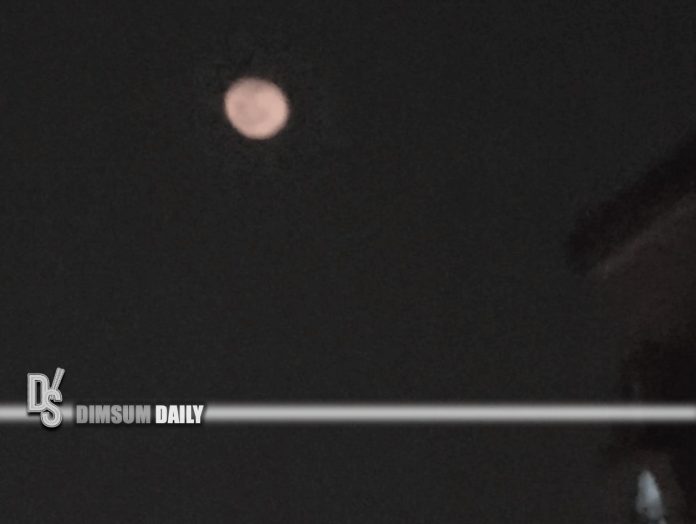 Orange moon spotted by many netizens in night sky - Dimsum Daily