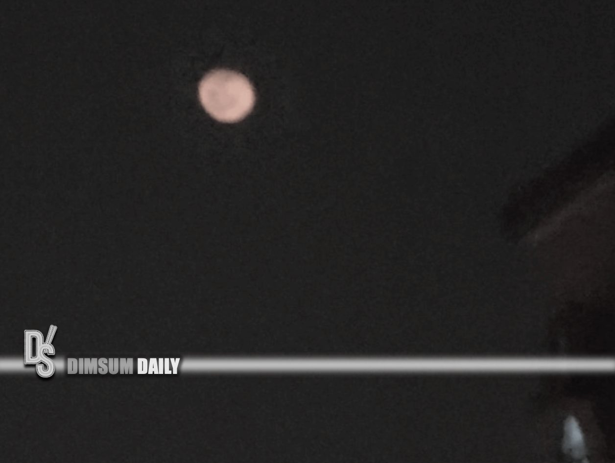 Orange moon spotted by many netizens in night sky - Dimsum Daily