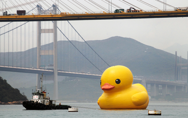 Giant rubber duck appears in Keelung Harbour, Taiwan - Dimsum Daily