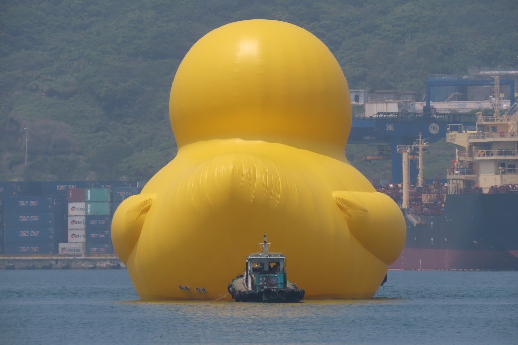 Giant rubber duck appears in Keelung Harbour, Taiwan - Dimsum Daily