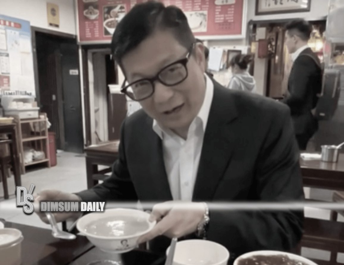 Hong Kong security chief Chris Tang tries Beijing's famous "Douzhi" and ...