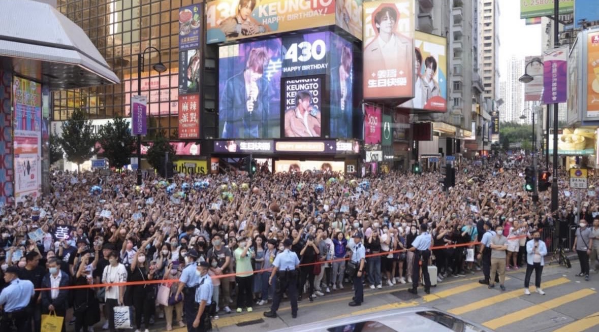 More than 10,000 fans gather at Causeway Bay to celebrate MIRROR member ...
