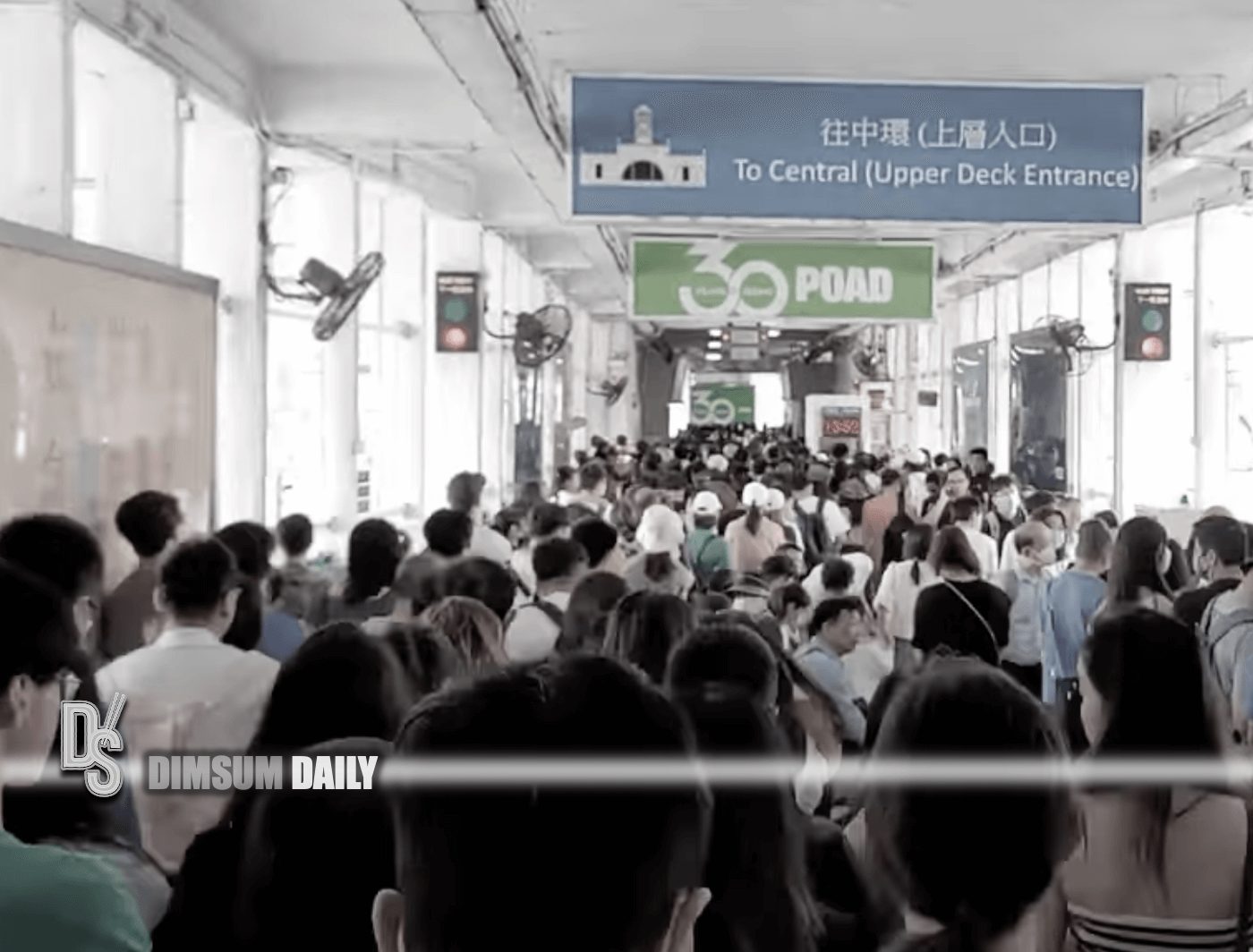 "Hundreds of passengers queue for tickets, causing crowds at Tsim Sha ...