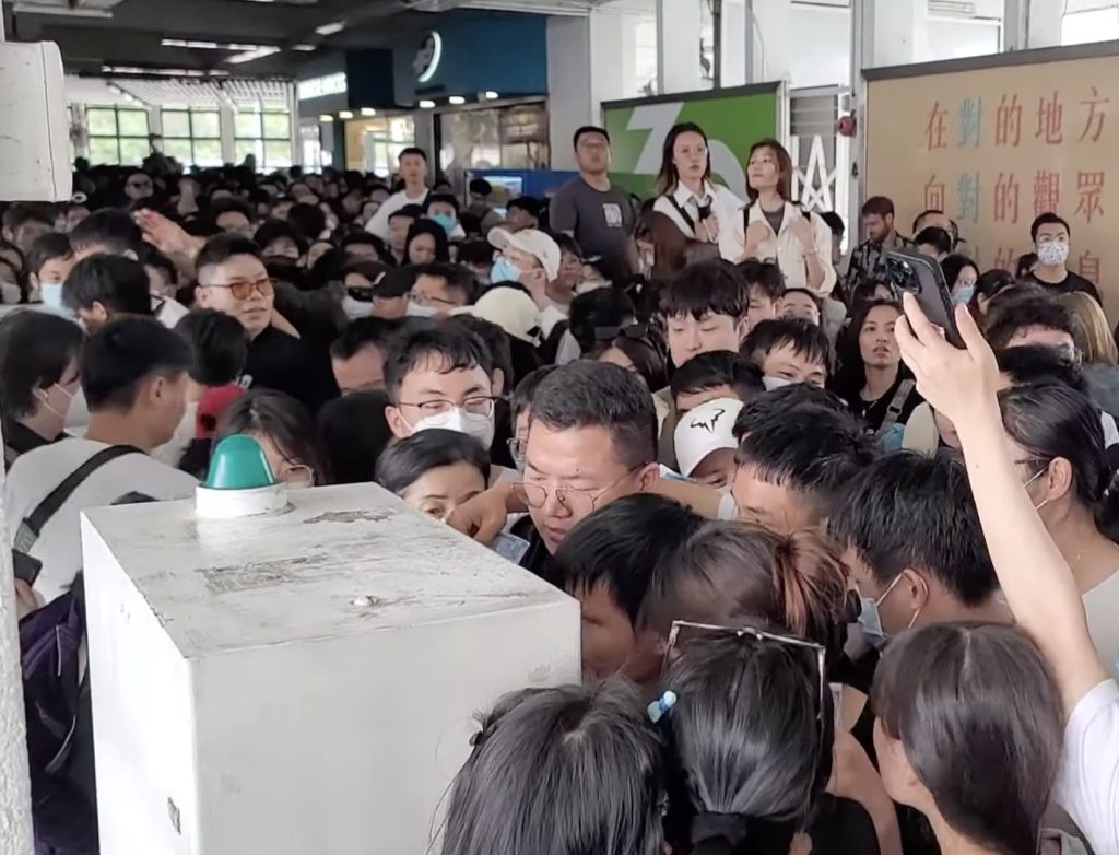 "Hundreds of passengers queue for tickets, causing crowds at Tsim Sha ...