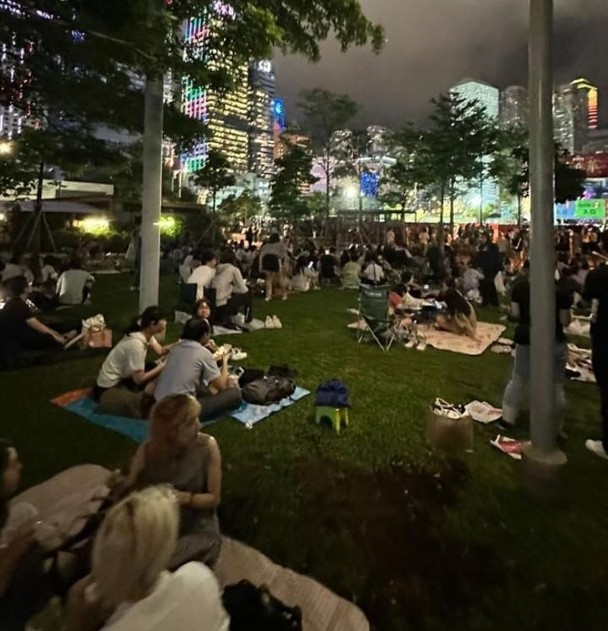 Jay Chou's Hong Kong concert attracts huge crowd and fan climbs fence ...