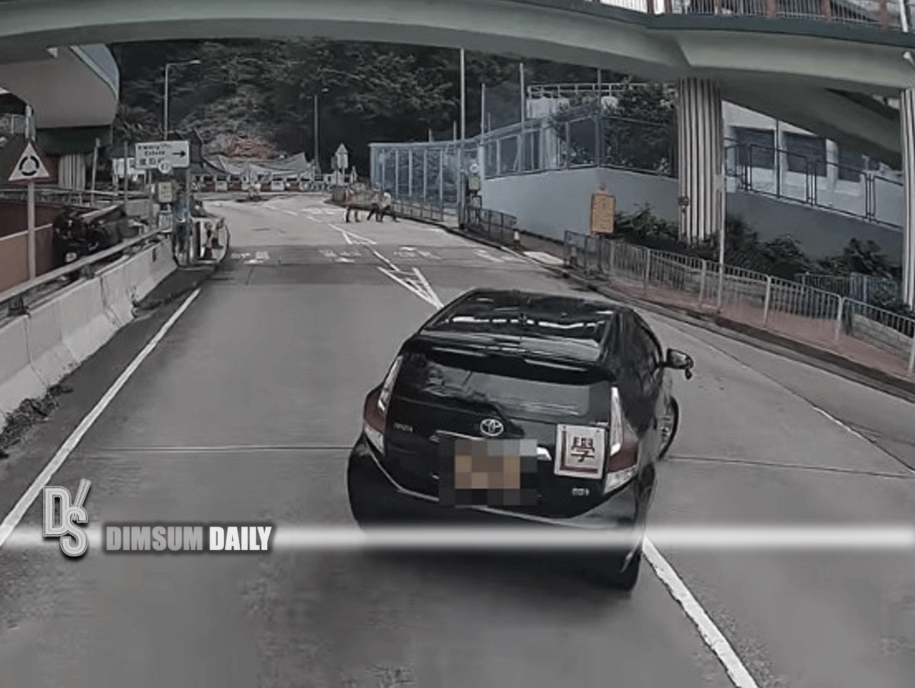 Netizens berate driving instructor after video shows unsafe behaviour - Dimsum Daily