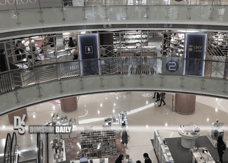 Altercation between female restaurant staff members in Lok Fu Place ...