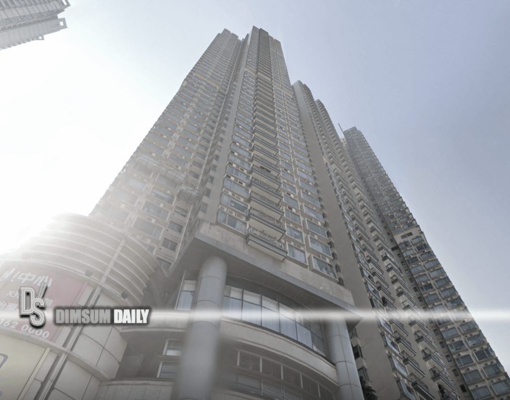 Man in distress climbs Hampton Place in Tai Kok Tsui, prompting ...