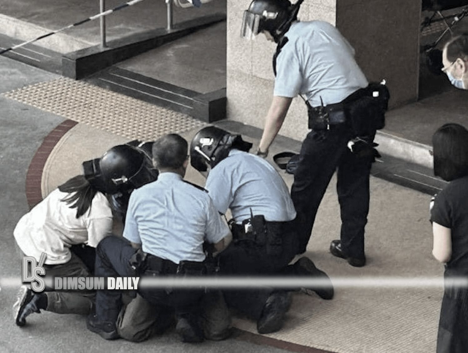 Police officers apprehend knife-wielding suspect with schizophrenia in ...