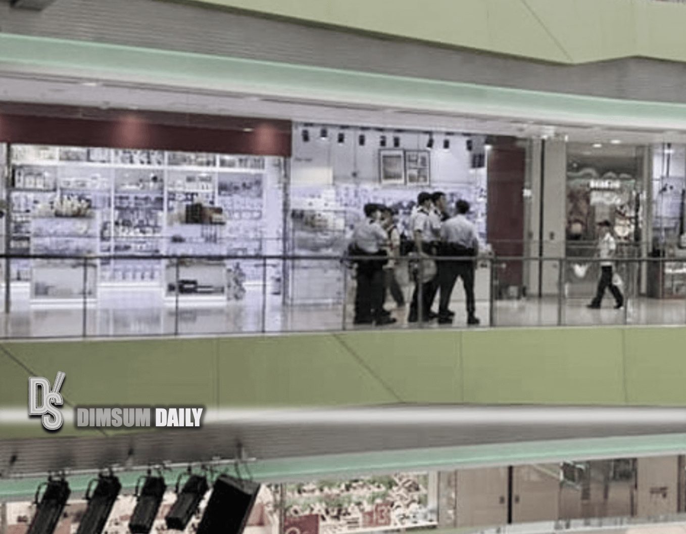 Police apprehend 27-year-old man carrying fruit knife in Domain ...