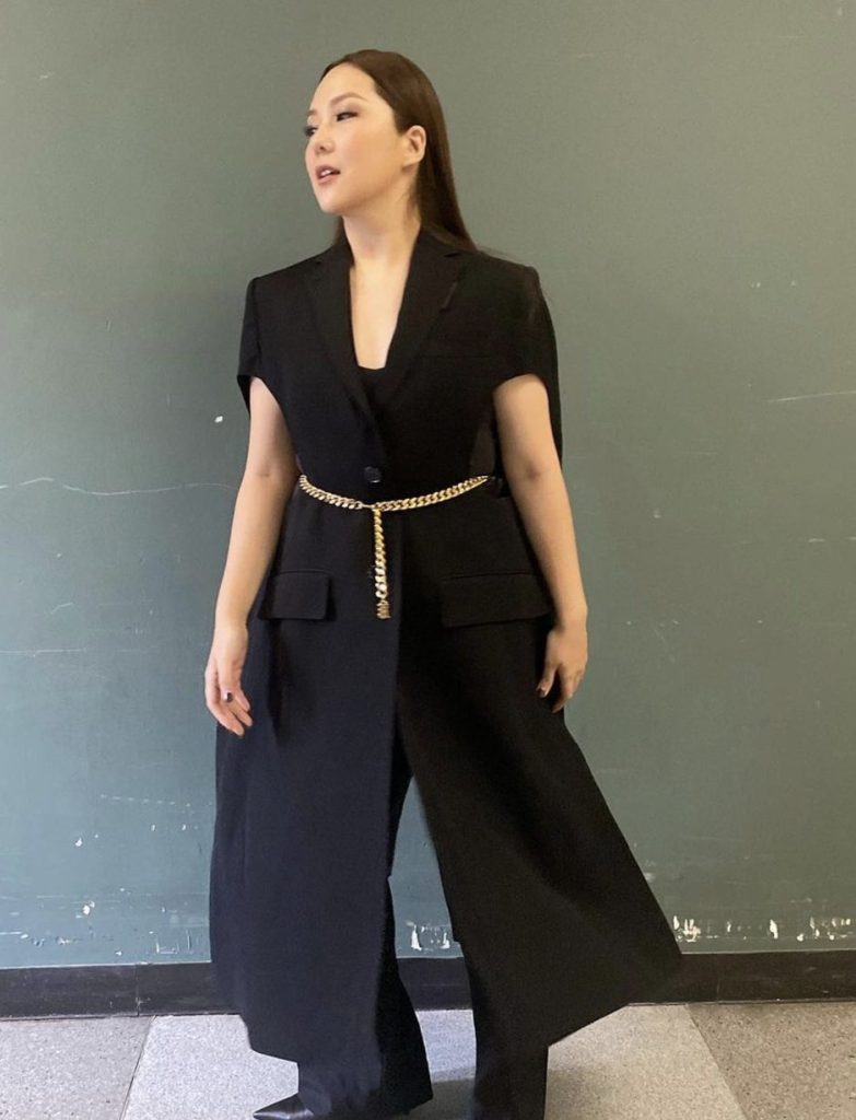 41-year-old HK singer Janice Vidal exudes confidence in beach vacation ...