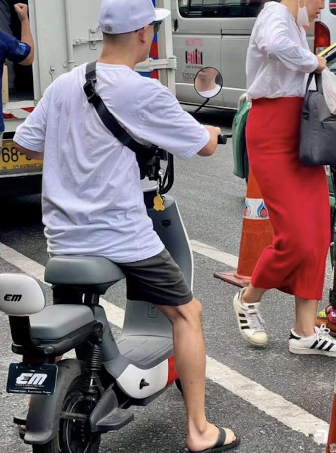 HK singer Justin Lo, 46, spotted in Thailand without helmet while riding motorbike - Dimsum Daily