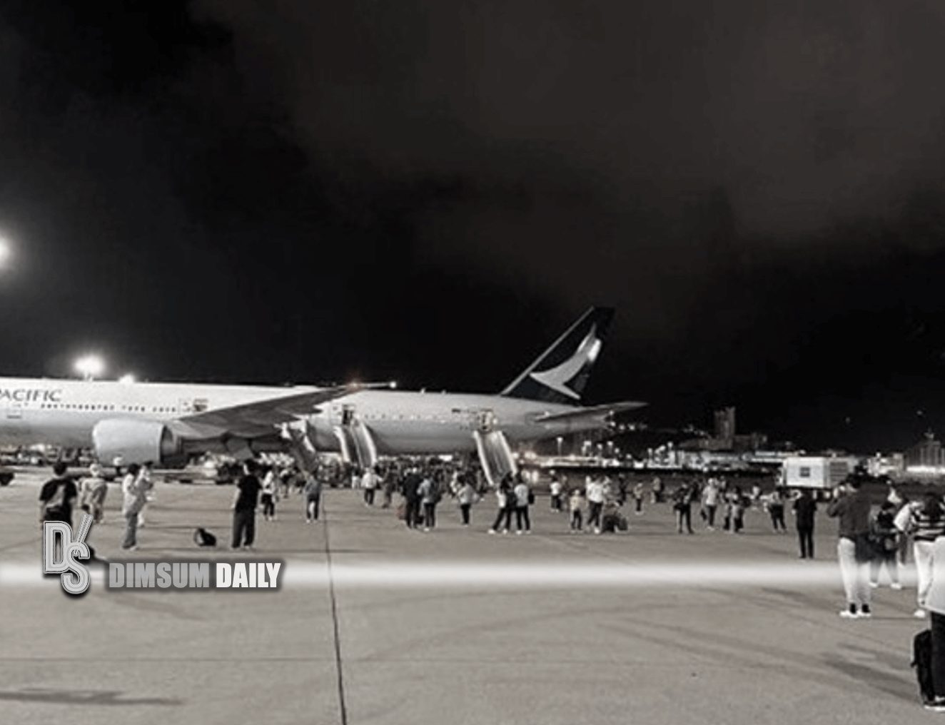 Cathay Pacific flight CX880 returns to Hong Kong Airport after tyre ...