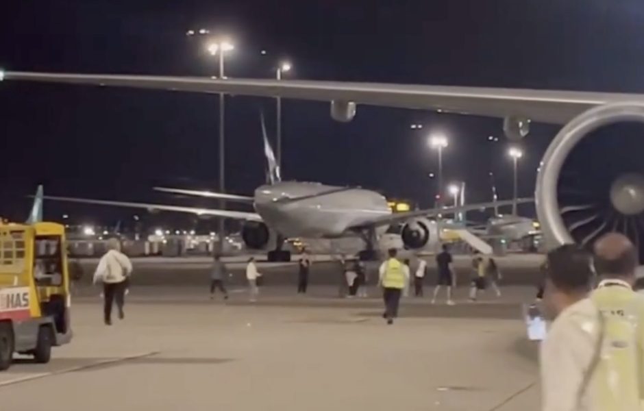 Cathay Pacific flight CX880 returns to Hong Kong Airport after tyre ...