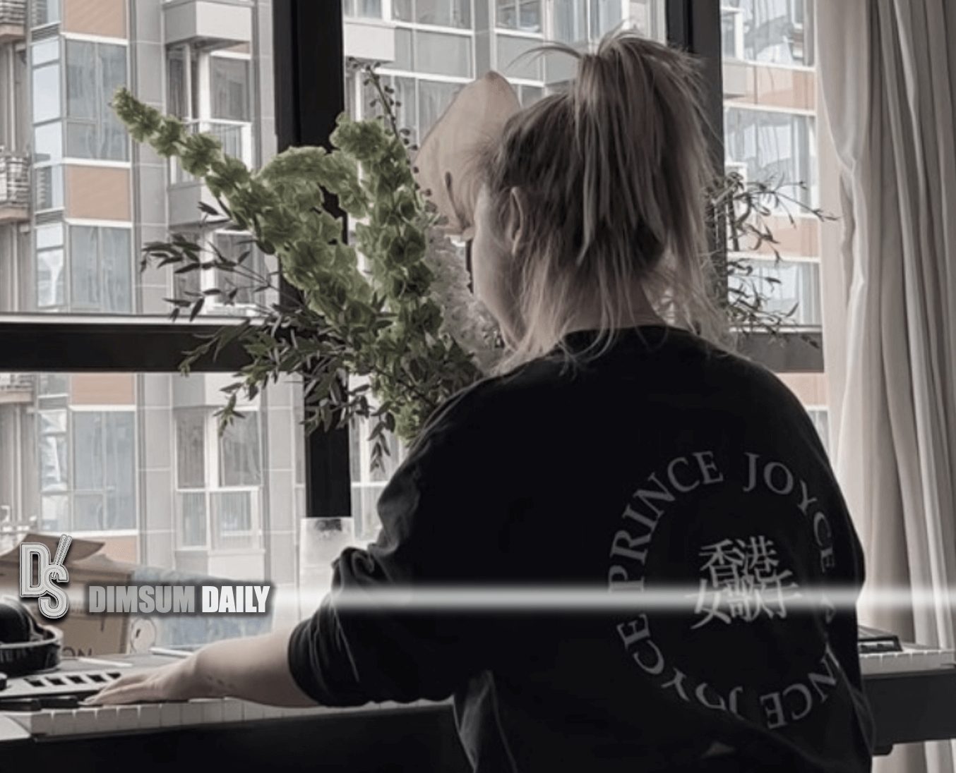 HK singer Joyce Cheng plays keyboard and sings after two-month absence ...