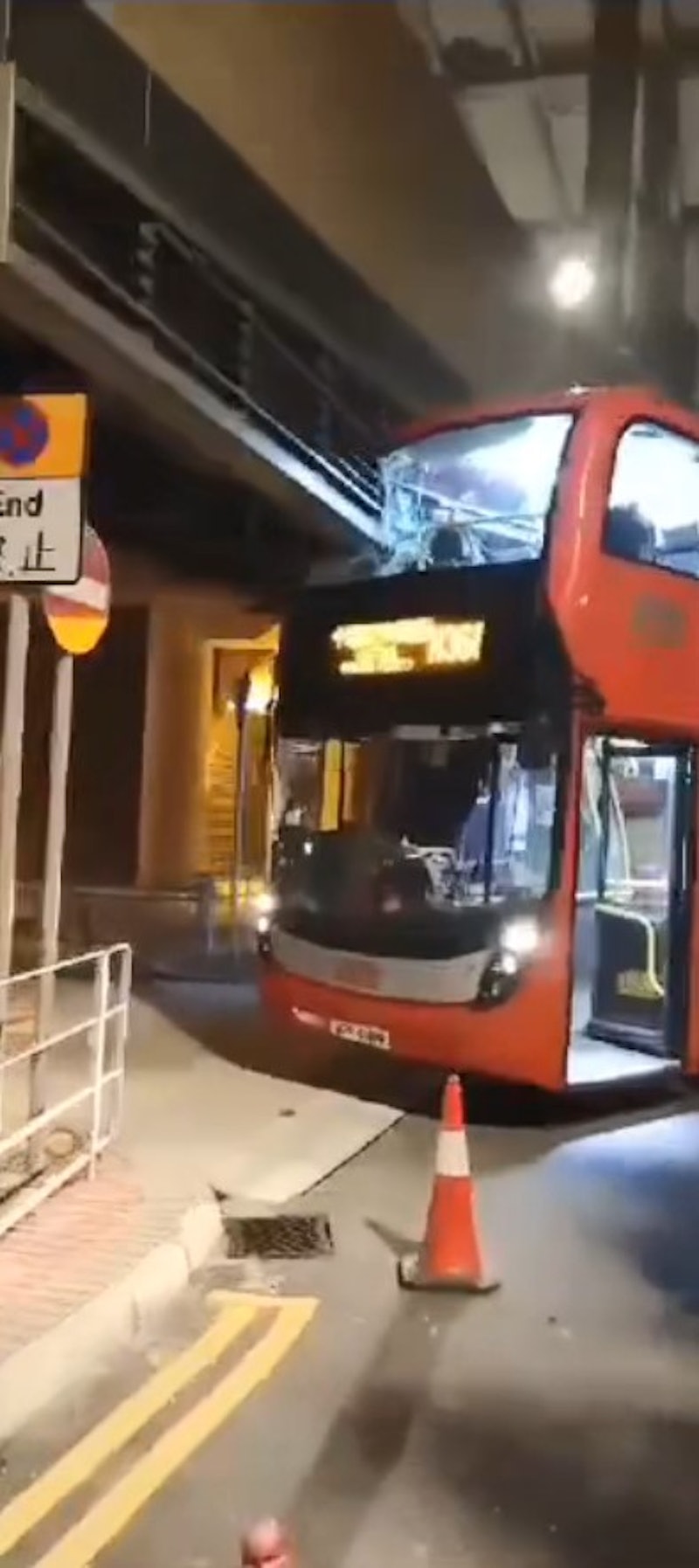 KMB bus crashes into Yoho Mall in Yuen Long - Dimsum Daily