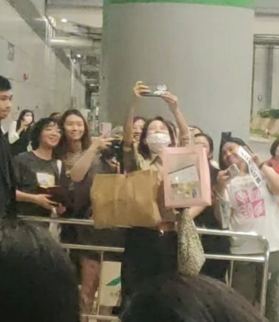 South Korean actress Song Ji-hyo arrives in Hong Kong with warm ...