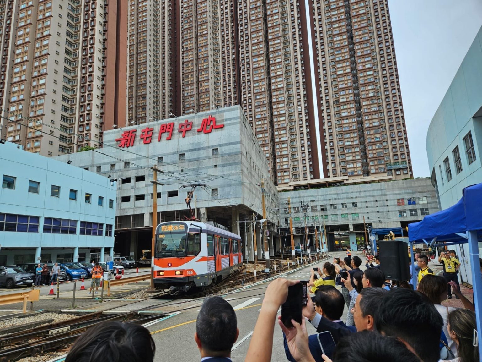 Nostalgia takes the rails as retro-themed Light Rail train makes grand ...