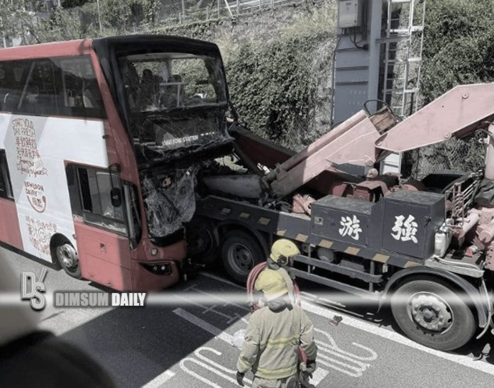 KMB bus collides with crane truck on Tuen Mun Road, driver trapped and ...