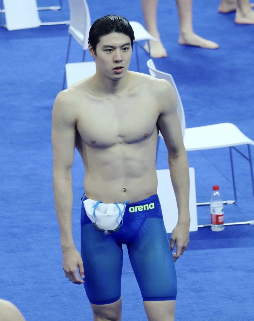 22-year-old Zhang Yi Xiang, a handsome swimmer, steals the spotlight ...