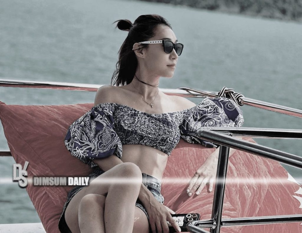 Sister of singer and actress Jacqueline Wong flaunts sensational figure in provocative swimsuit ...