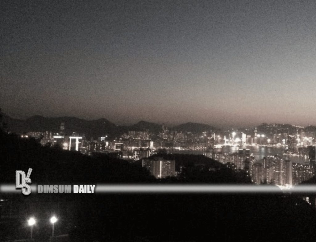 Private car tumbles down 10-meter slope and flips on Kowloon Peak, three individuals temporarily ...