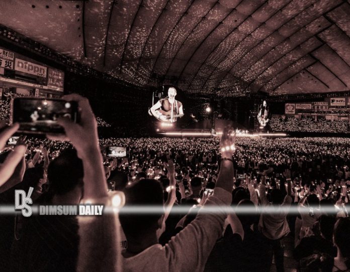 Coldplay's heartwarming gesture captivates Tokyo Dome crowd during ...